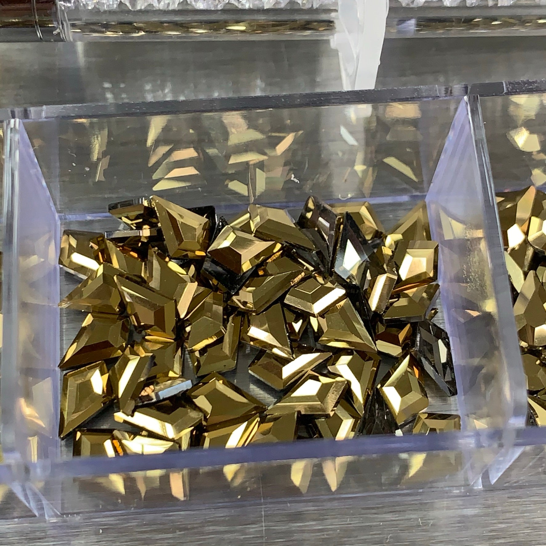 [Metallic Gold] Rhinestones set - 20 cells box - 14 big shapes and 6 r ...