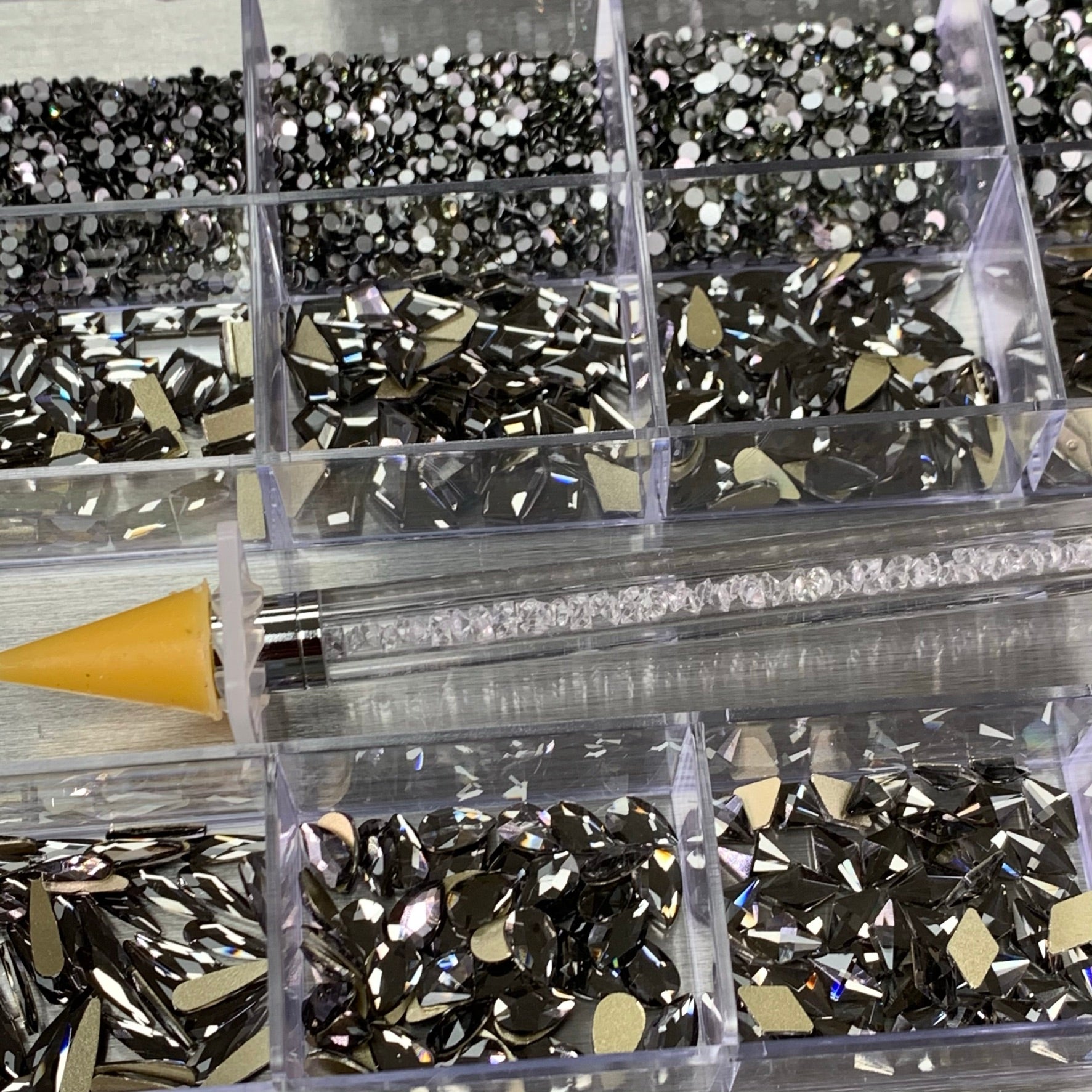 [Titanium gold-back] Rhinestones set - 20 cells box - 14 big shapes an ...
